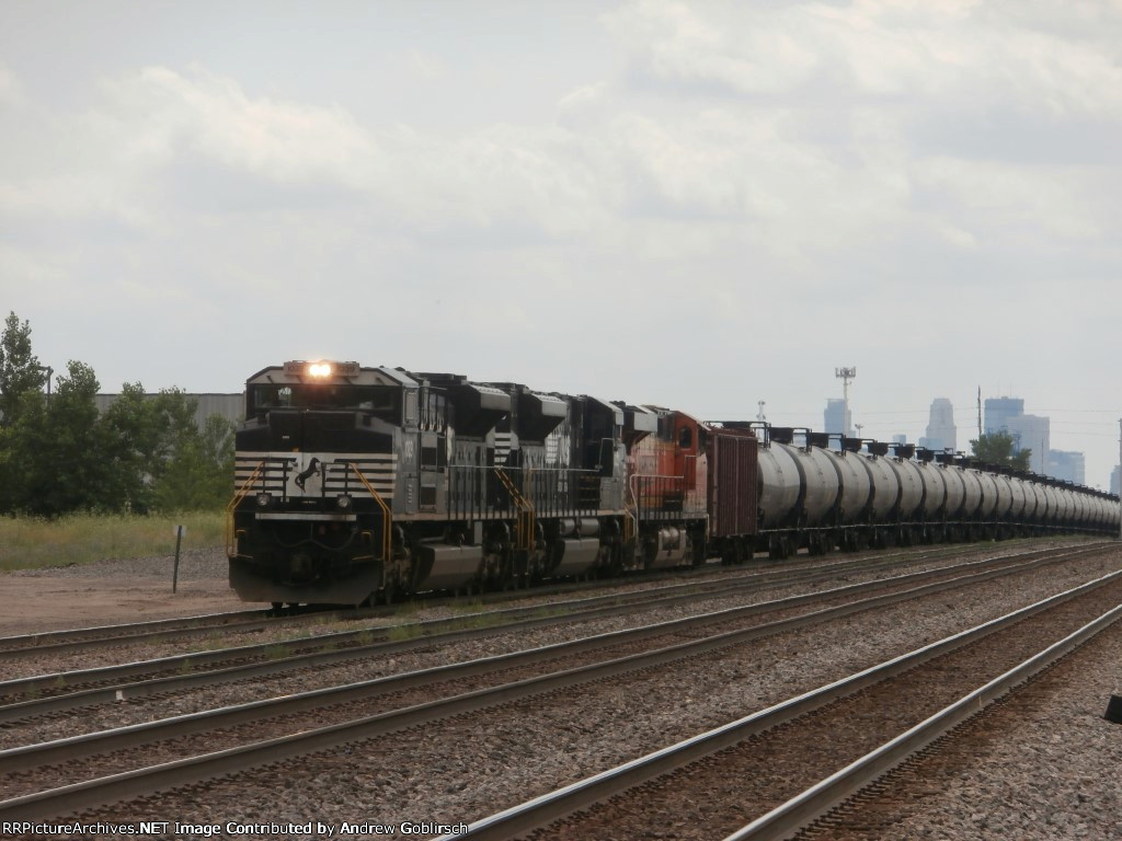 NS 1039, 1033 & BNSF 6250 pass the Station